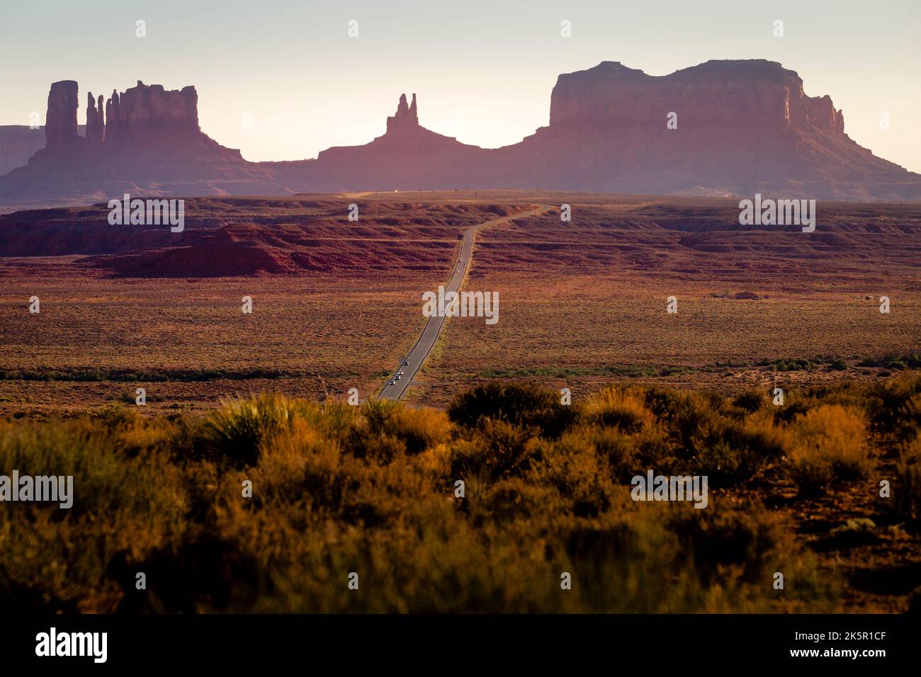 Valle del monumento al tramonto immagini e fotografie stock ad alta ...