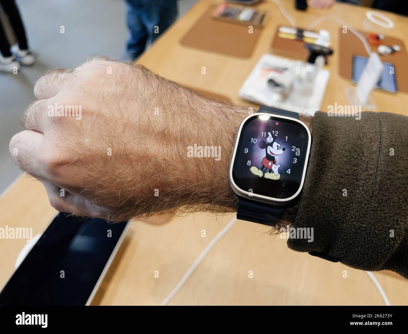 Parigi, Francia - 23 settembre 2022: Apple Store primo giorno di ...