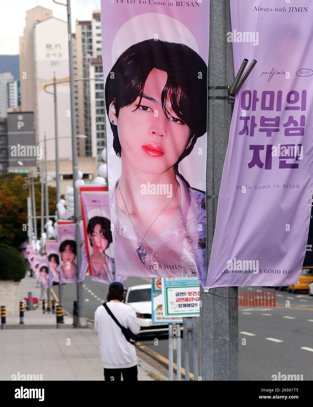 12th Ott 2022. Davanti al BTS Concert Banners con Jimin, un membro del ...