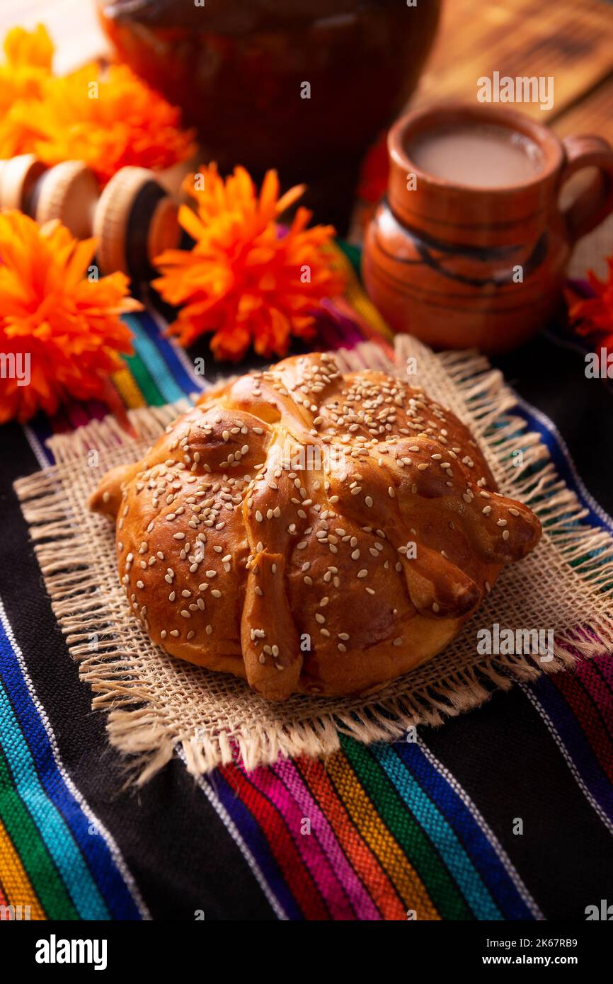 Pan de Muerto. Tipico pane dolce messicano con semi di sesamo, che si consuma nella stagione del ...