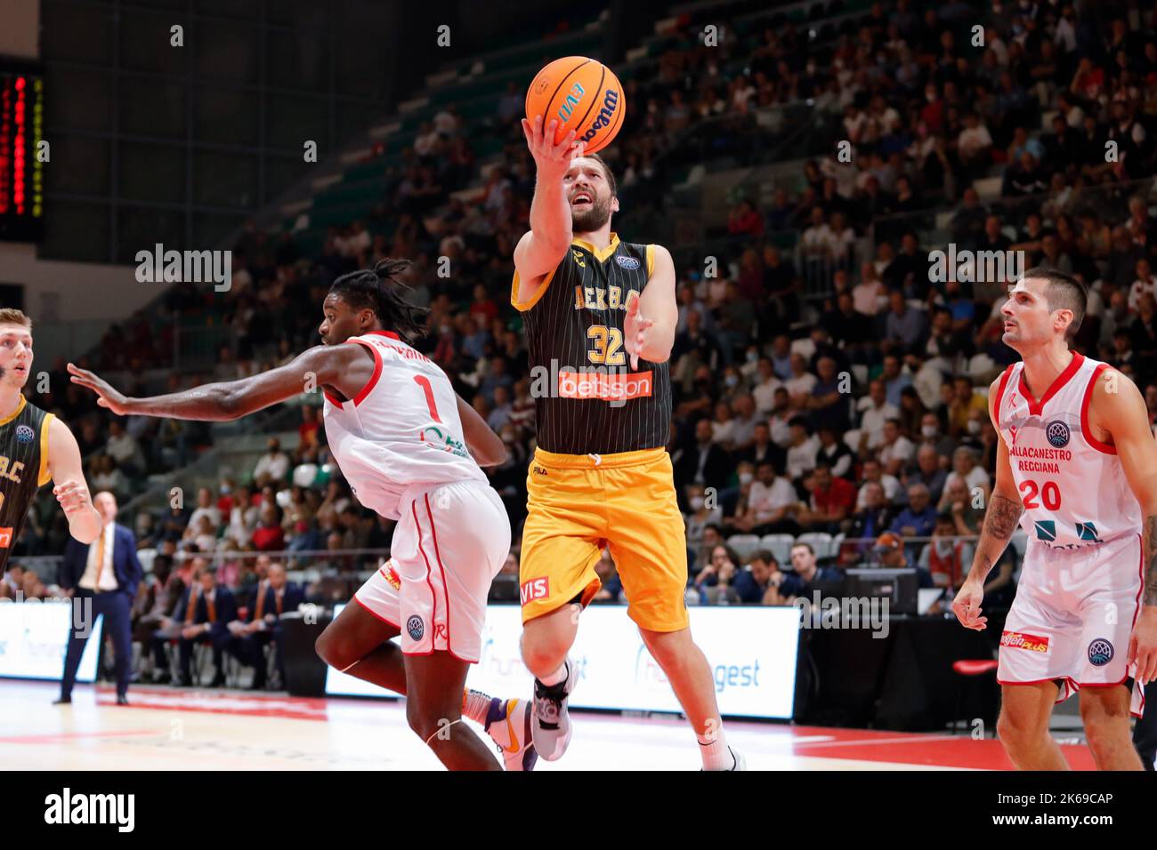 Janis Strelnieks (AEK) durante la partita di basket della Champions ...