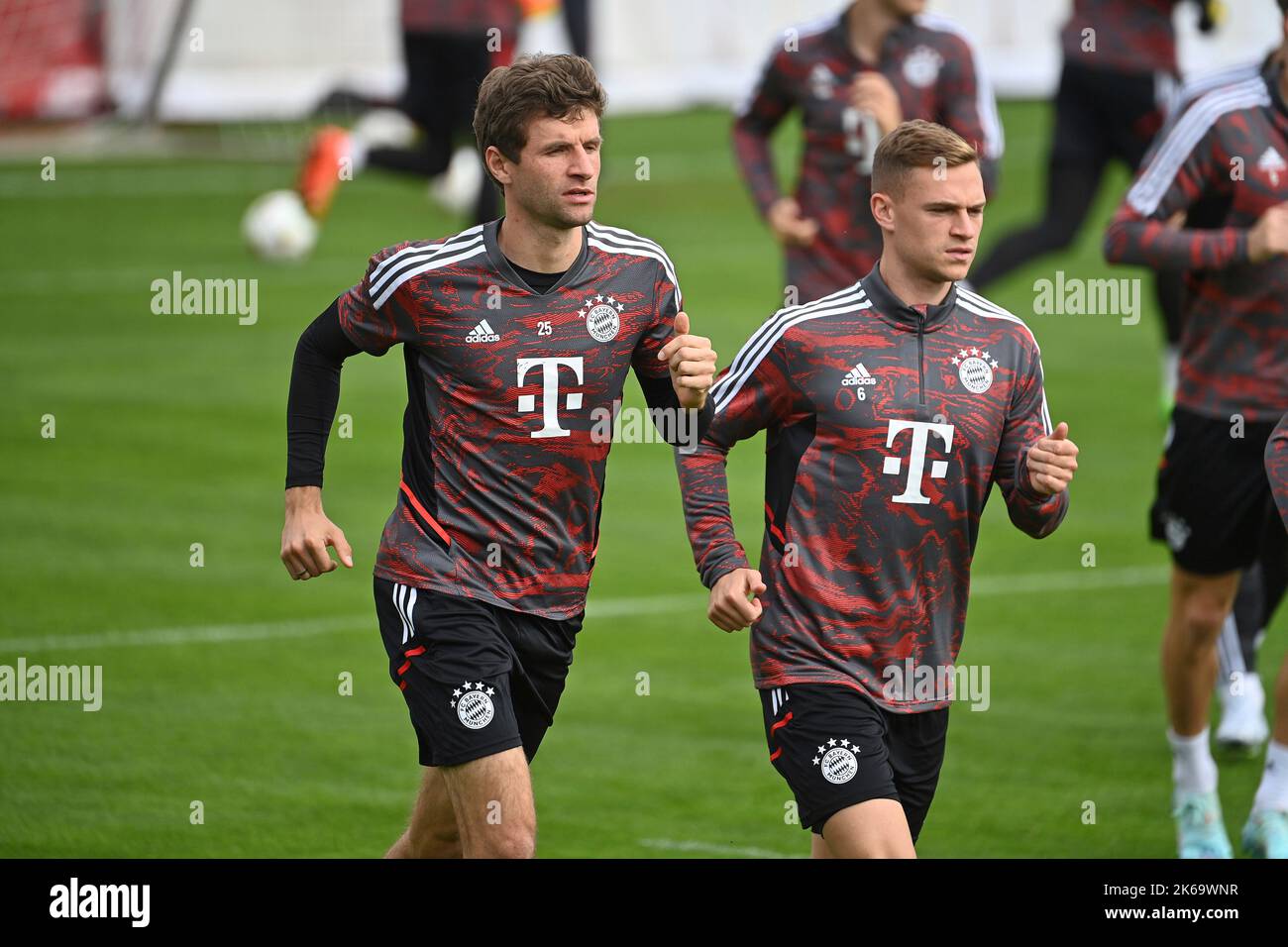 Monaco, Germania. 11th Ott, 2022. v.li:Thomas MUELLER (M?LLER, FC Bayern Monaco), Joshua KIMMICH ...