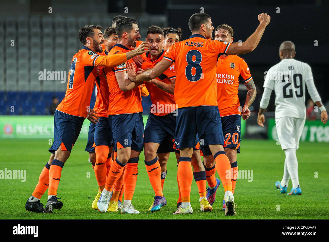 ISTANBUL, TURKIYE - 13 OTTOBRE: Deniz Turunc di Basaksehir FK festeggia ...