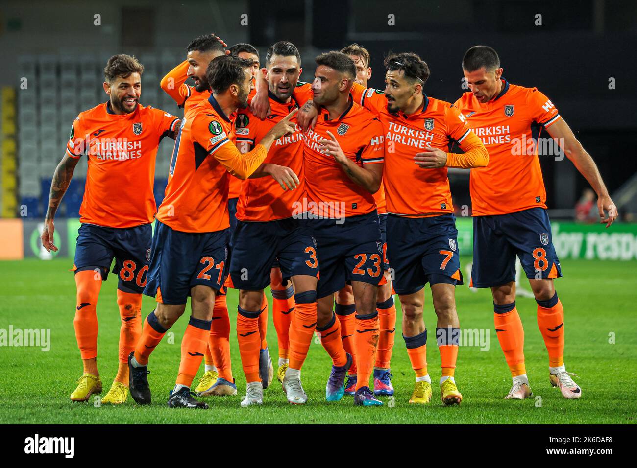 ISTANBUL, TURKIYE - 13 OTTOBRE: Deniz Turunc di Basaksehir FK festeggia ...