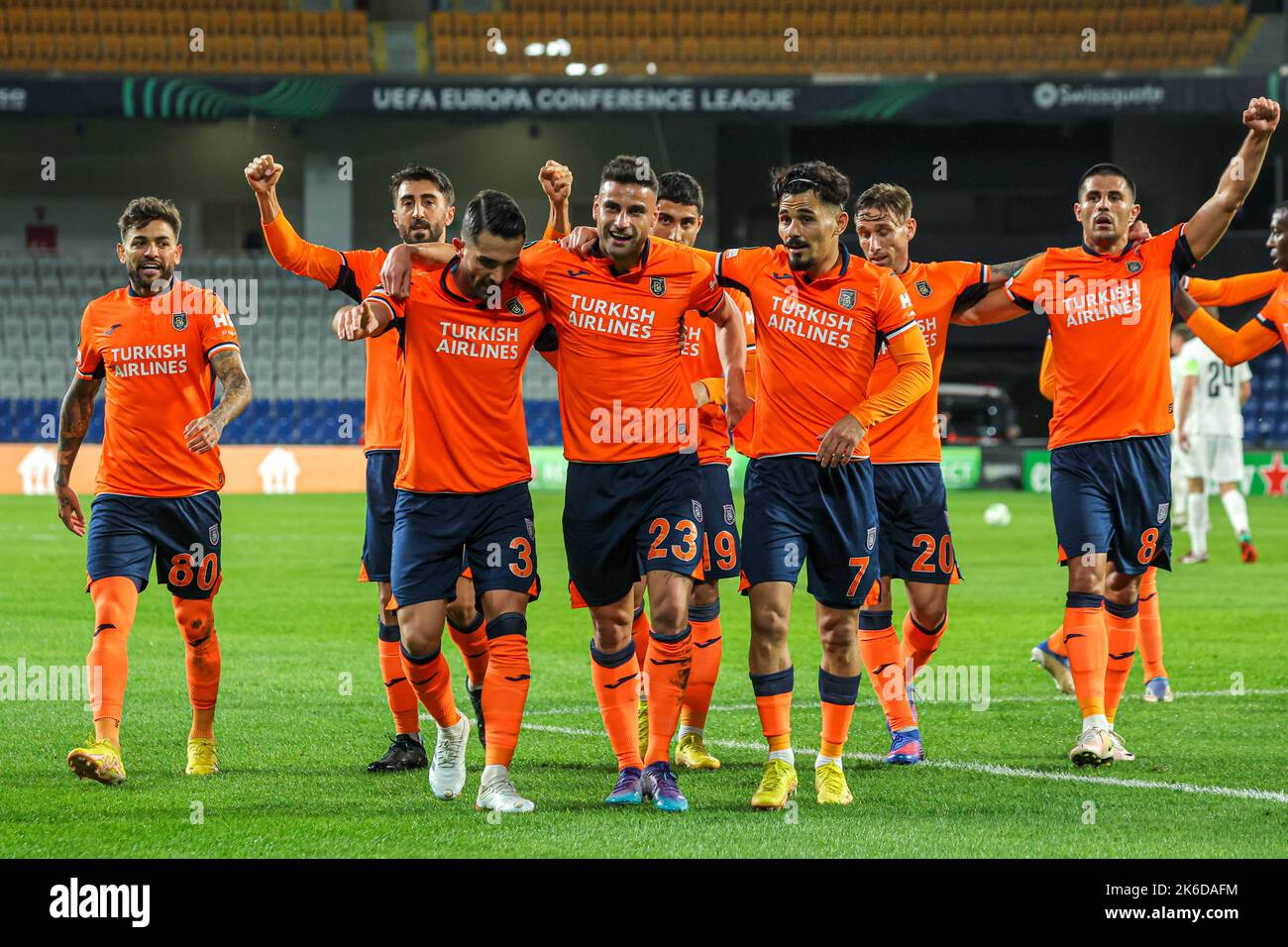 ISTANBUL, TURKIYE - 13 OTTOBRE: Deniz Turunc di Basaksehir FK festeggia ...