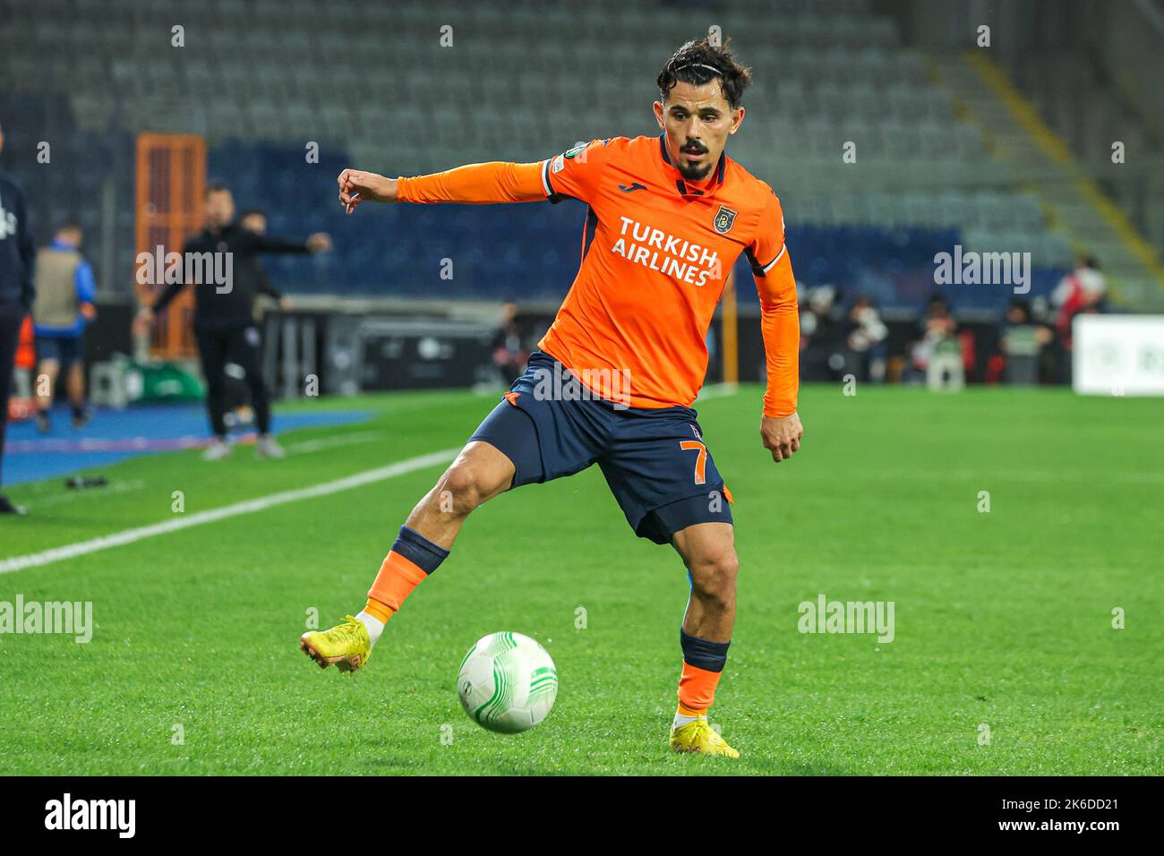 ISTANBUL, TURKIYE - 13 OTTOBRE: Serdar Gurler di Basaksehir FK durante ...
