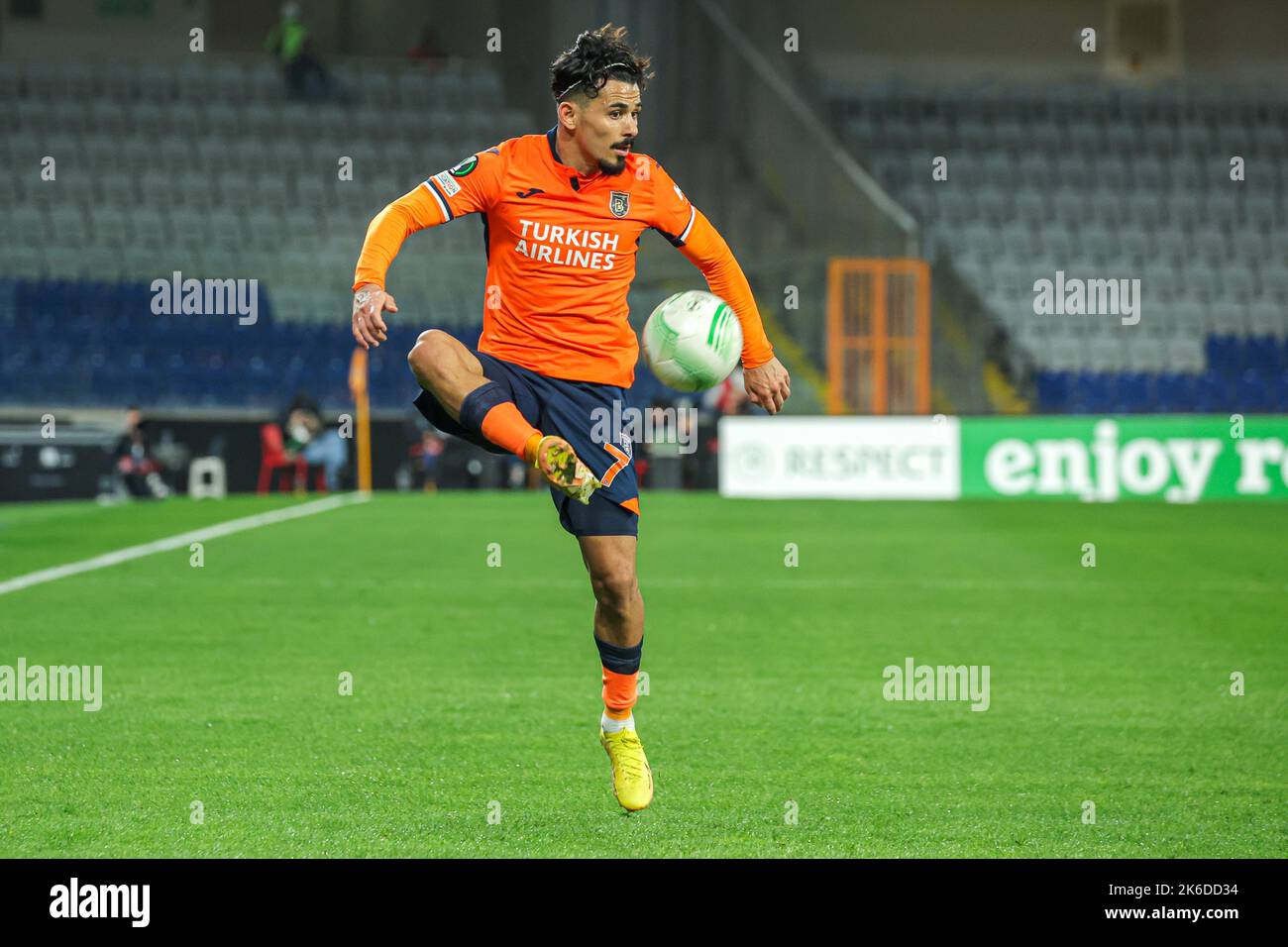 ISTANBUL, TURKIYE - 13 OTTOBRE: Serdar Gurler di Basaksehir FK durante ...