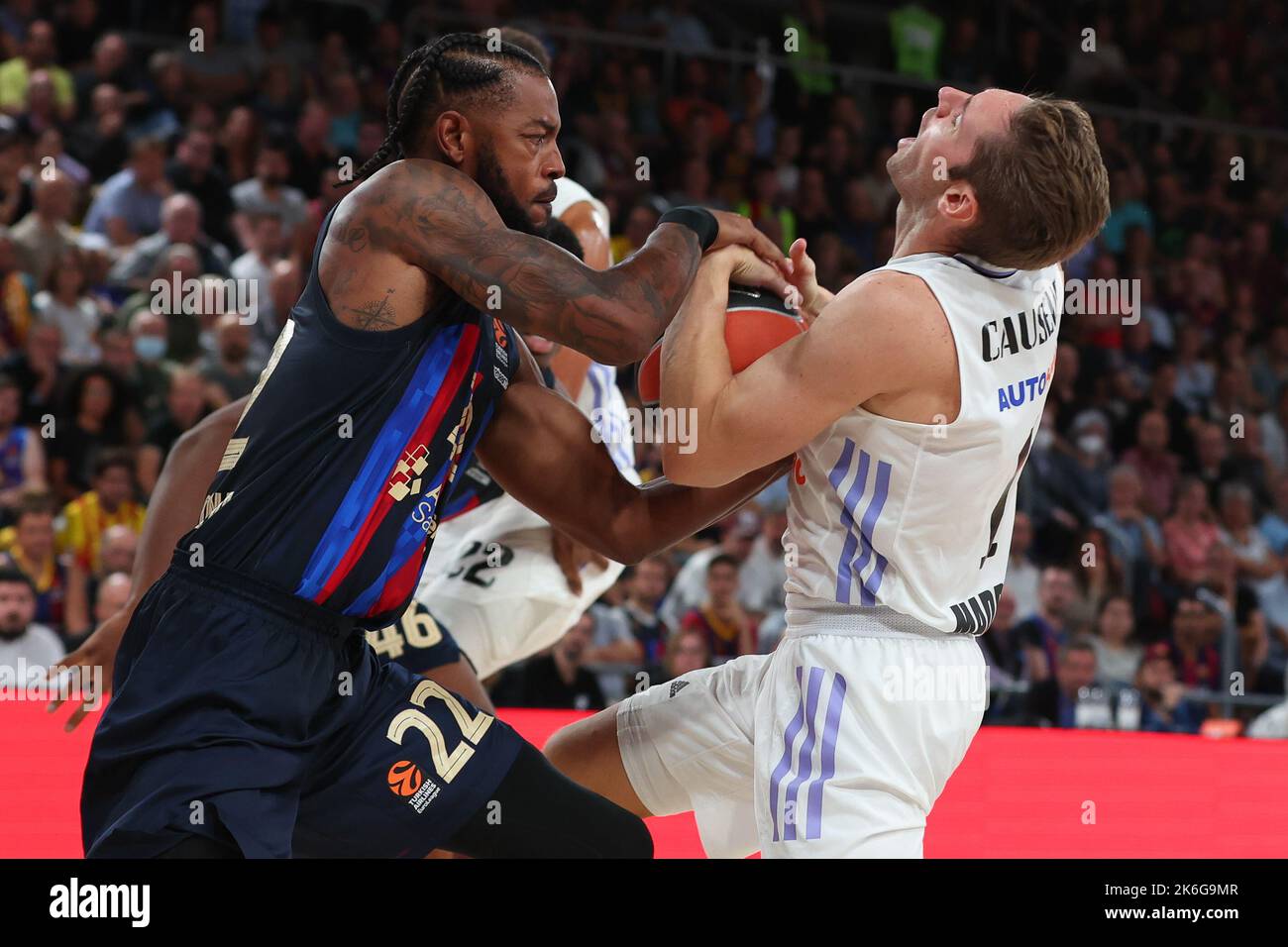 Fabien Causeur del Real Madrid in azione con Cory Higgins del FC ...