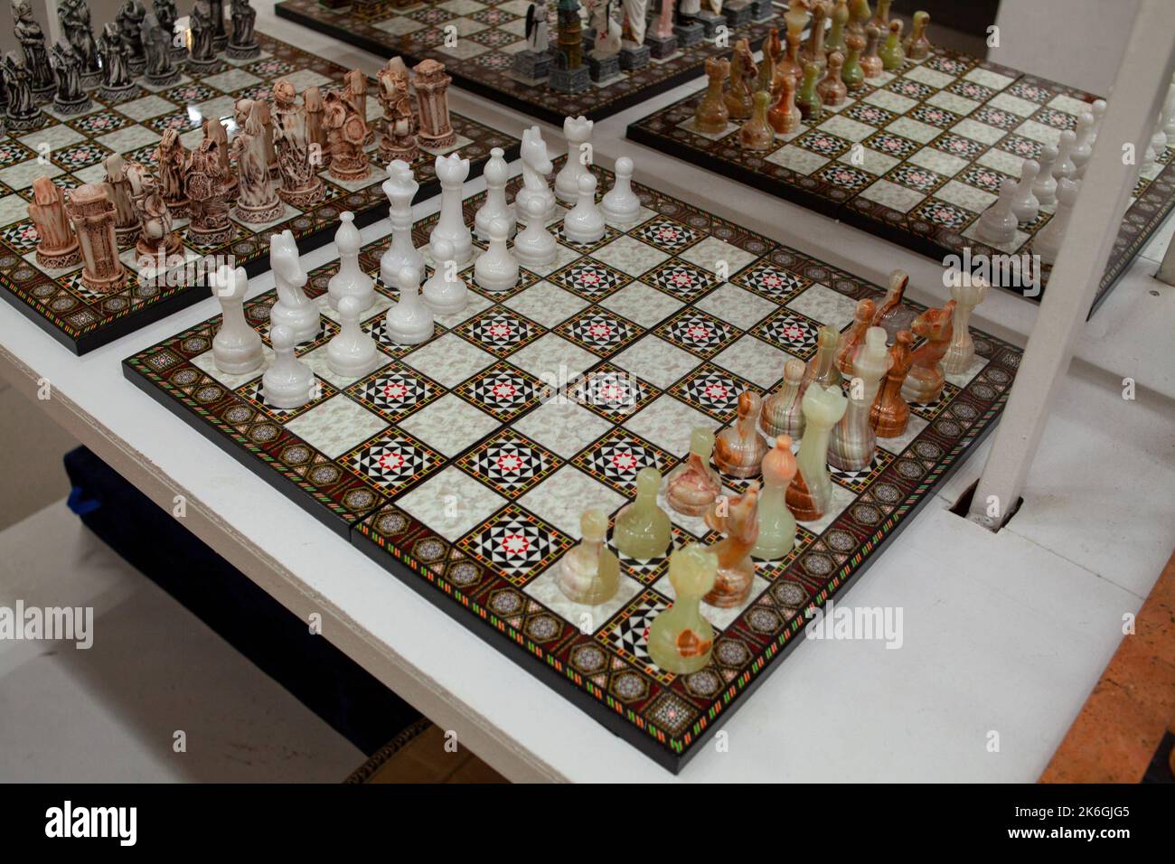 Souvenir di statuette di scacchi in pietra. Gioco di scacchi in pietra ...