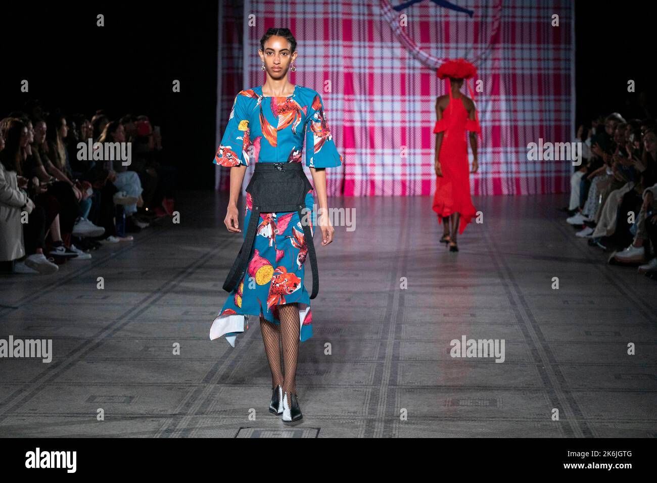 Fashion in Motion: Il thebe Magugu si svolge oggi al Museo V&A per ...