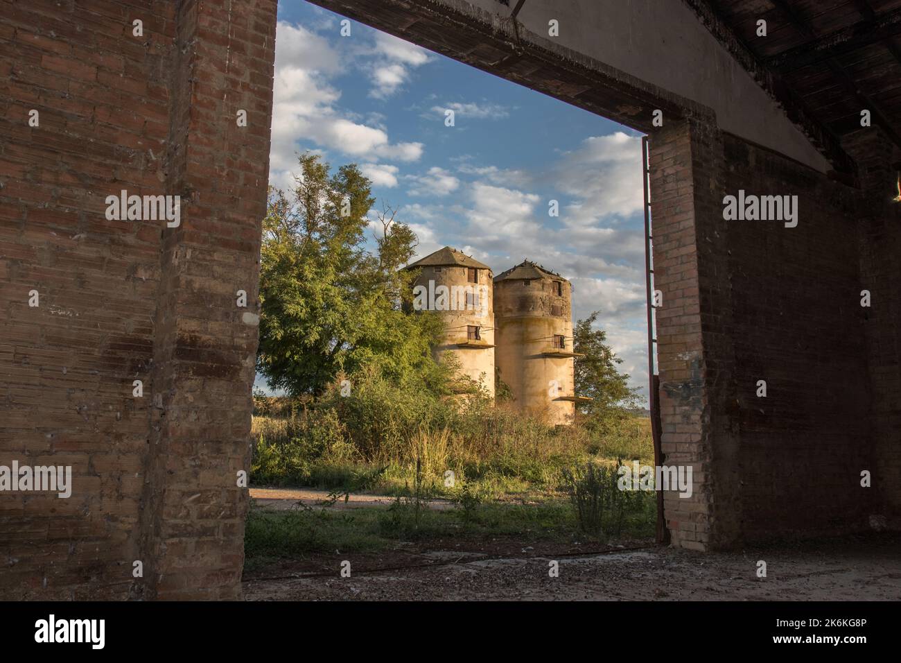 Old silos immagini e fotografie stock ad alta risoluzione - Alamy