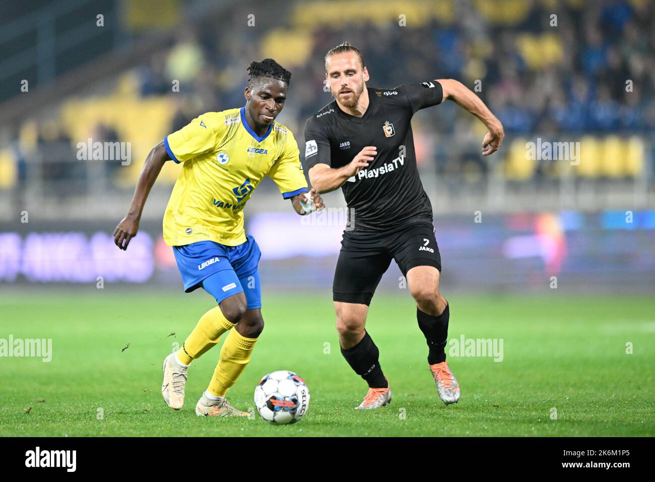Taofeek Ismaheel di Beveren e Alessio Staelens di Deinze combattono per ...