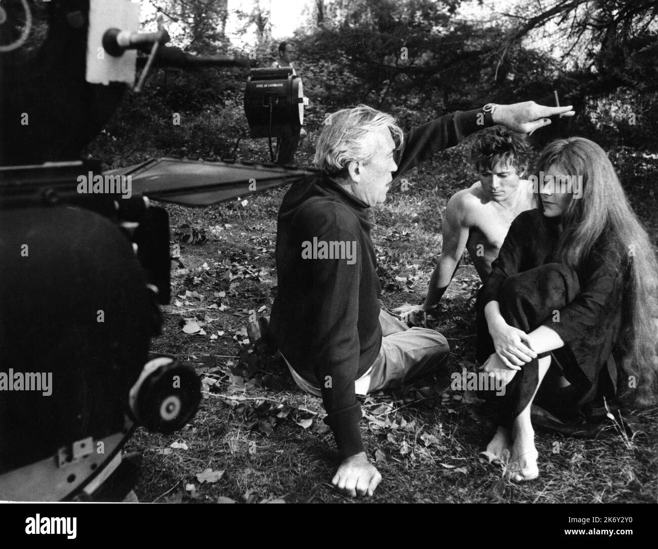 Direttore JOHN HUSTON su ambientato candido con MICHAEL PARCHI come ...