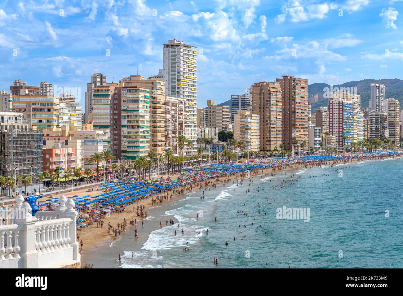 Il famoso lungomare, il lungomare e le spiagge di Levante Beach a Benidorm, sulla Costa Blanca ...