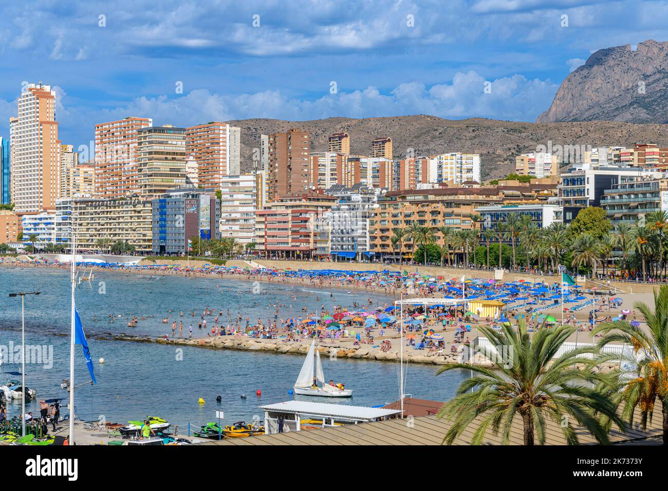 Spiaggia soleggiata benidorm immagini e fotografie stock ad alta ...
