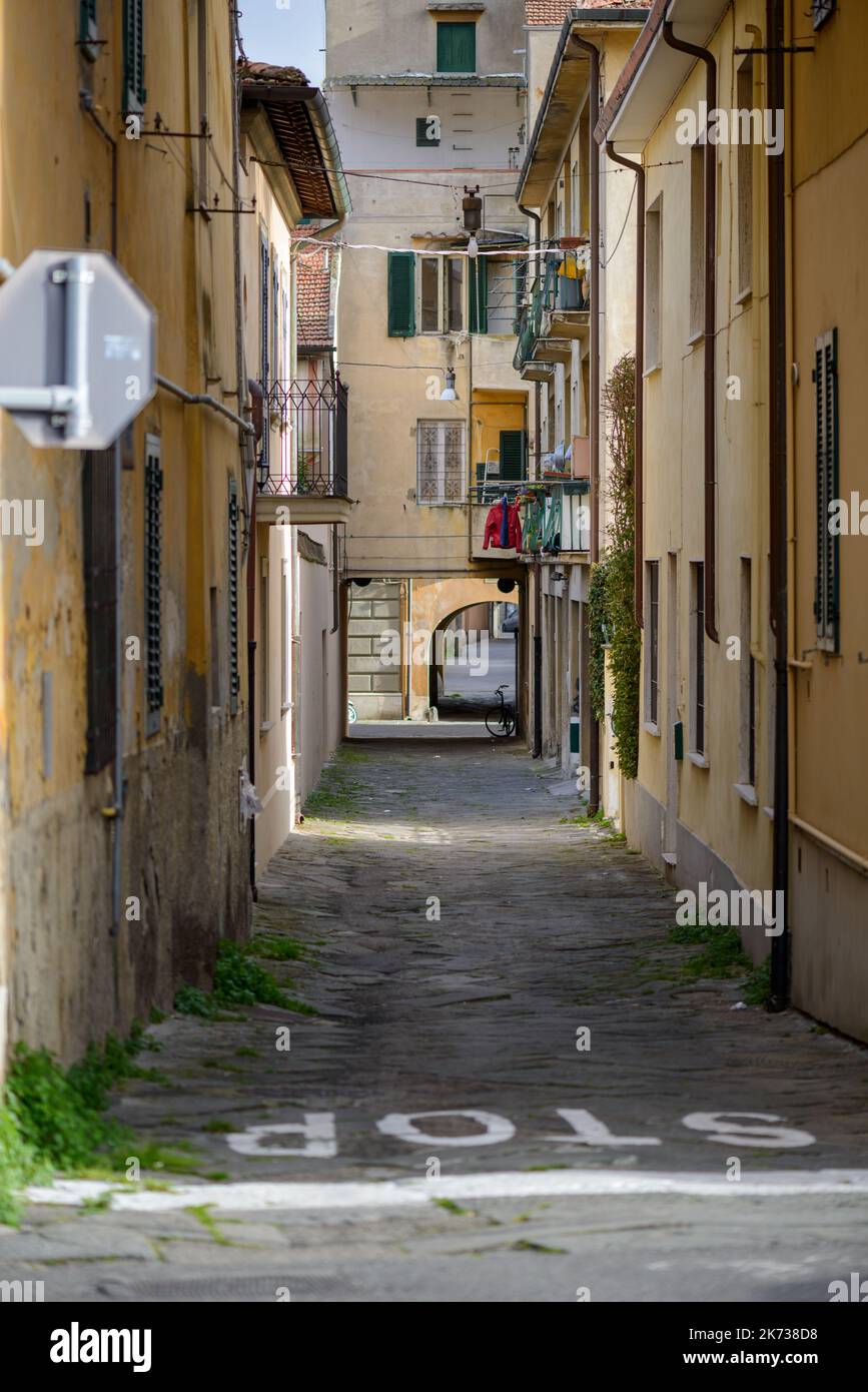 Una strada stretta immagini e fotografie stock ad alta risoluzione - Alamy