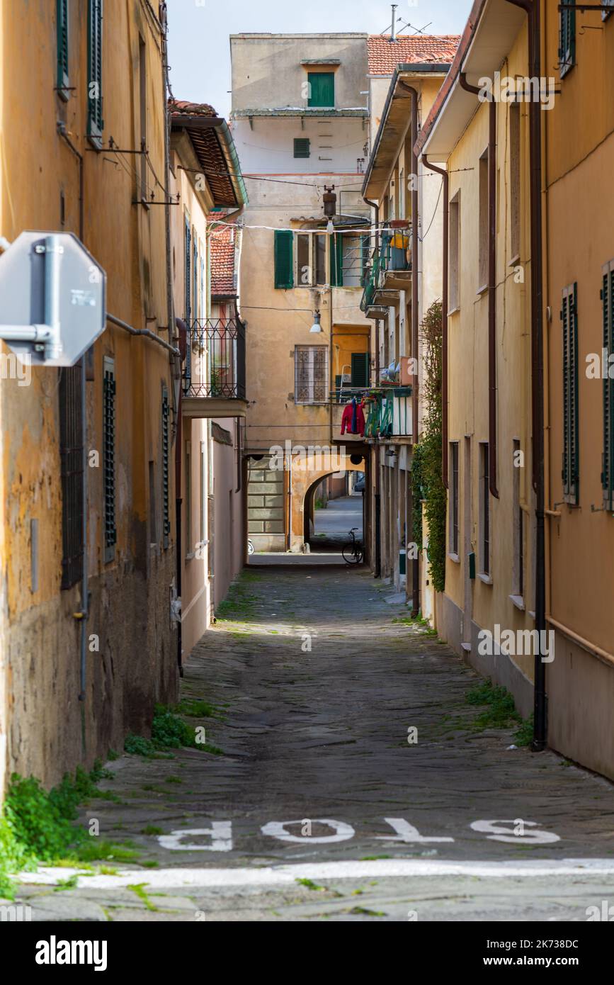 Una strada stretta immagini e fotografie stock ad alta risoluzione - Alamy