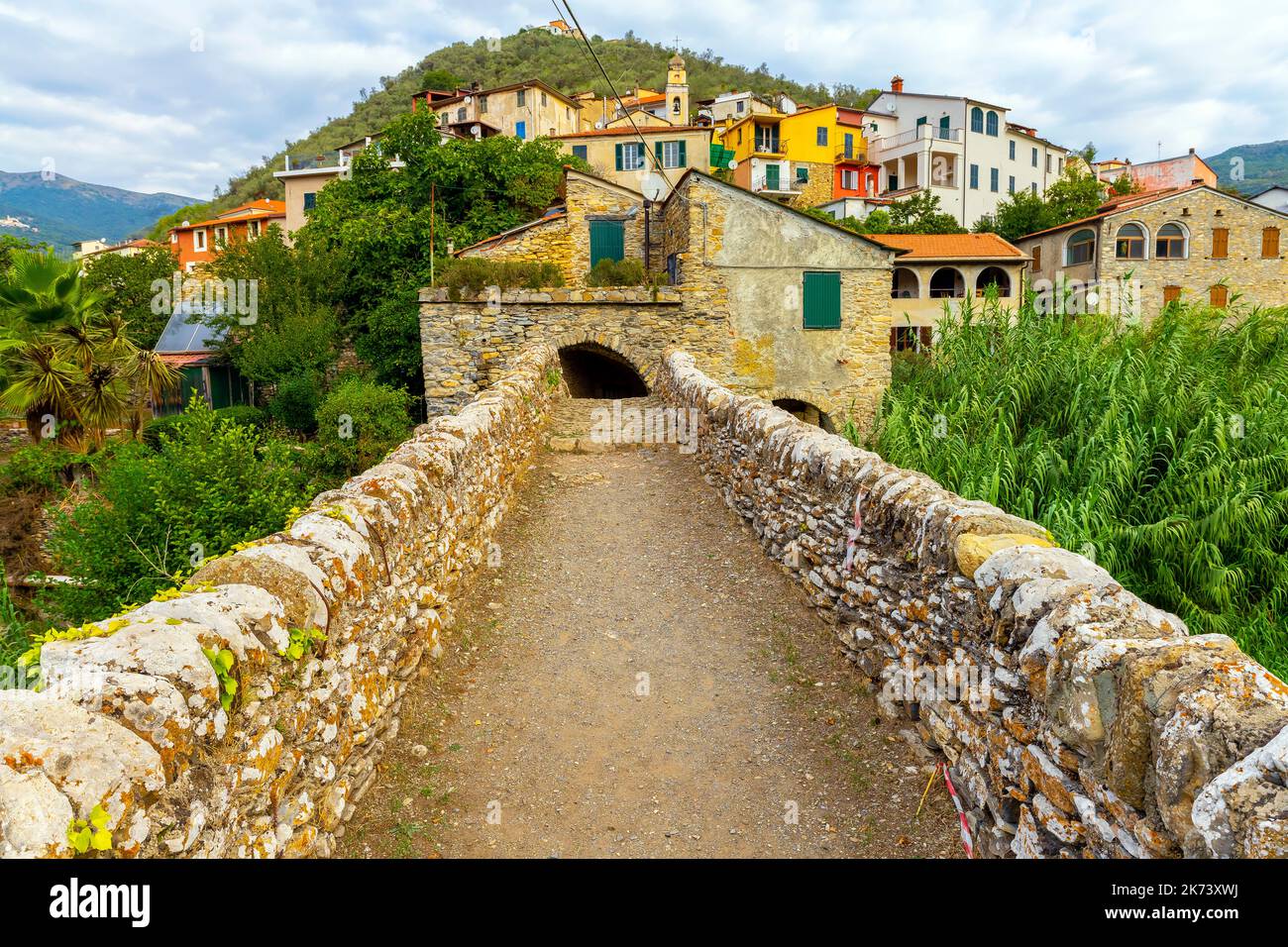 Il ponte medievale in pietra a due archi a Molini di Prelà. Prelà è un ...