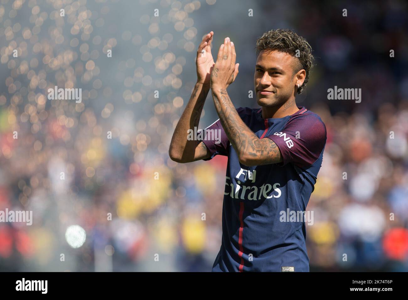 Le nouveau joueur du Paris Saint Germain Neymar Jr lors de sa Presentation au public du parc des ...
