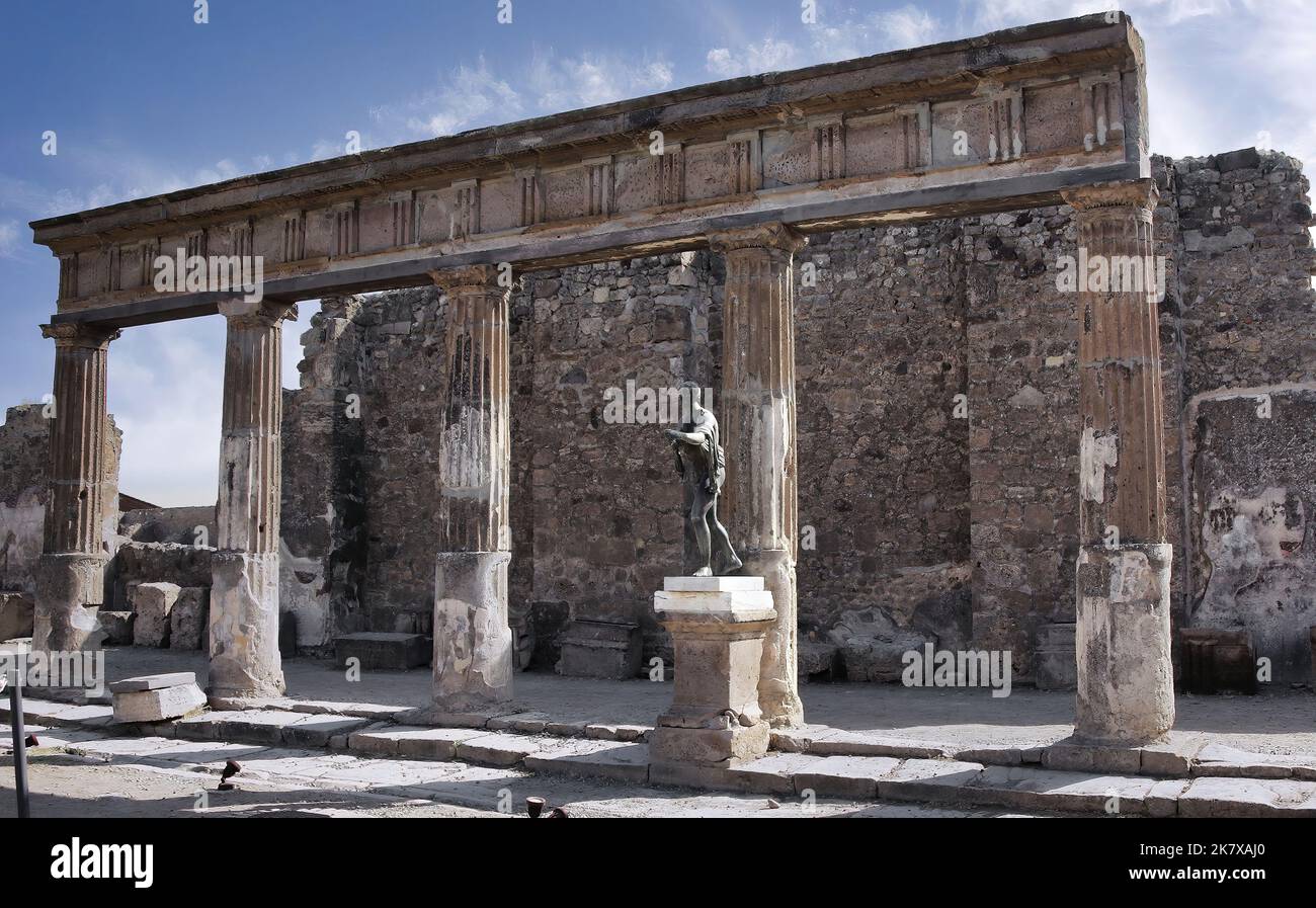 Il Tempio di Apollo dove sorge la statua di bronzo di Apollo nell ...