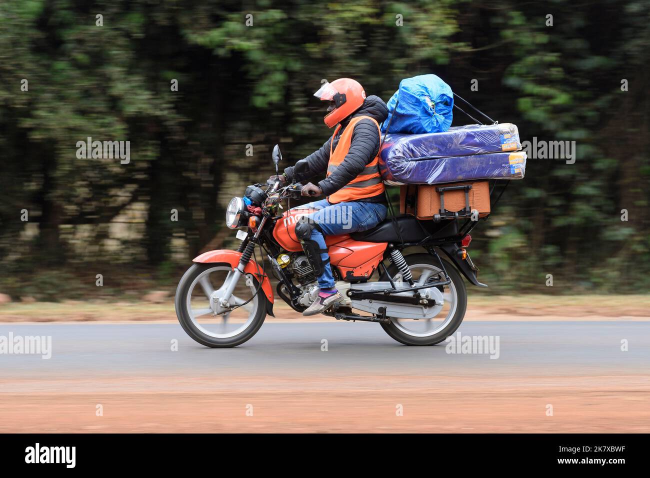 Un taxi moto, noto come Boda boda, in Africa orientale, che trasporta ...