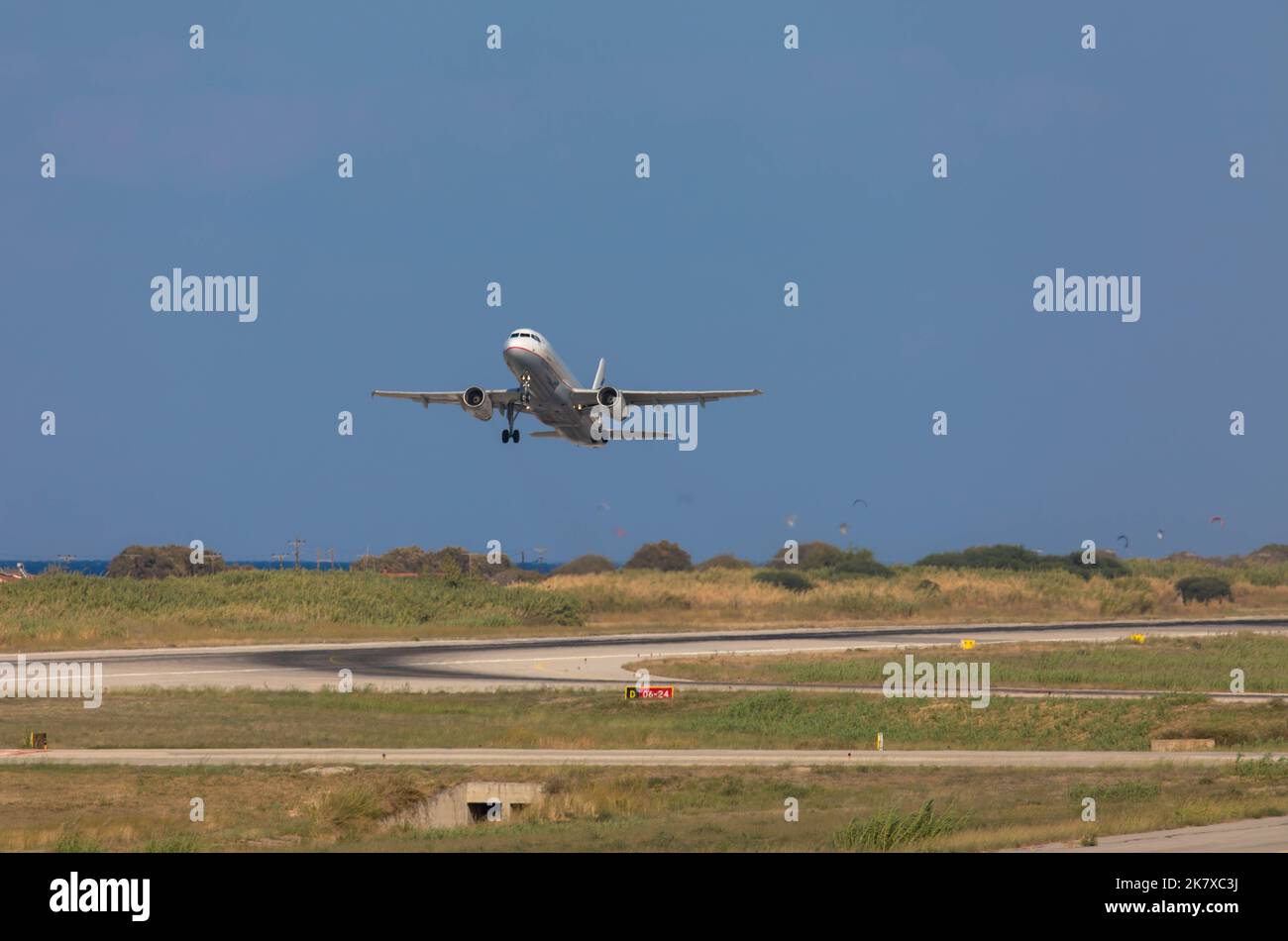 Decollo dell'aereo Aegean Airlines. Aeroporto Diagoras di Rodi. Cielo ...