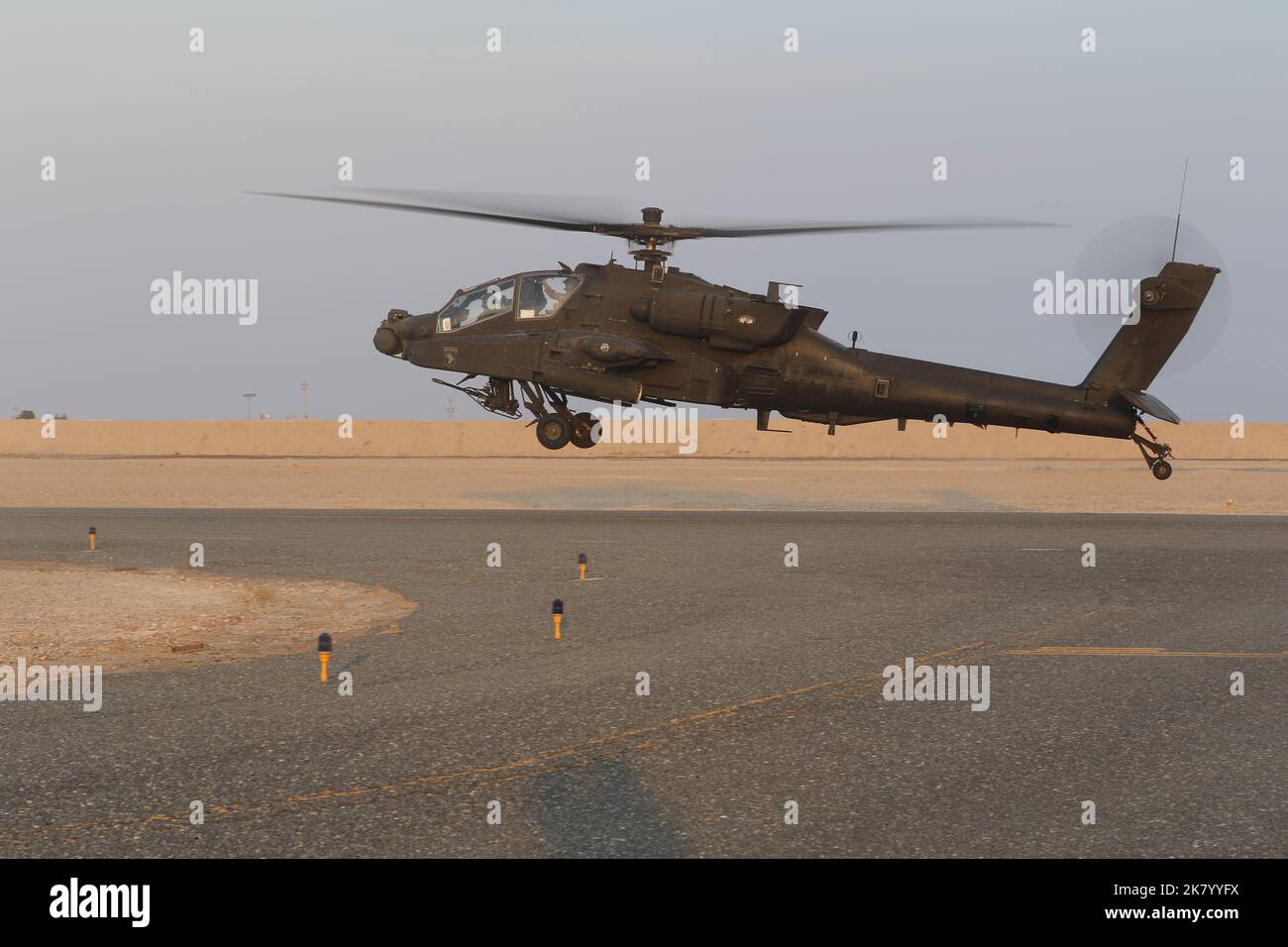 Uno dei due Stati Uniti Army AH-64E gli elicotteri Apache conducono un ...