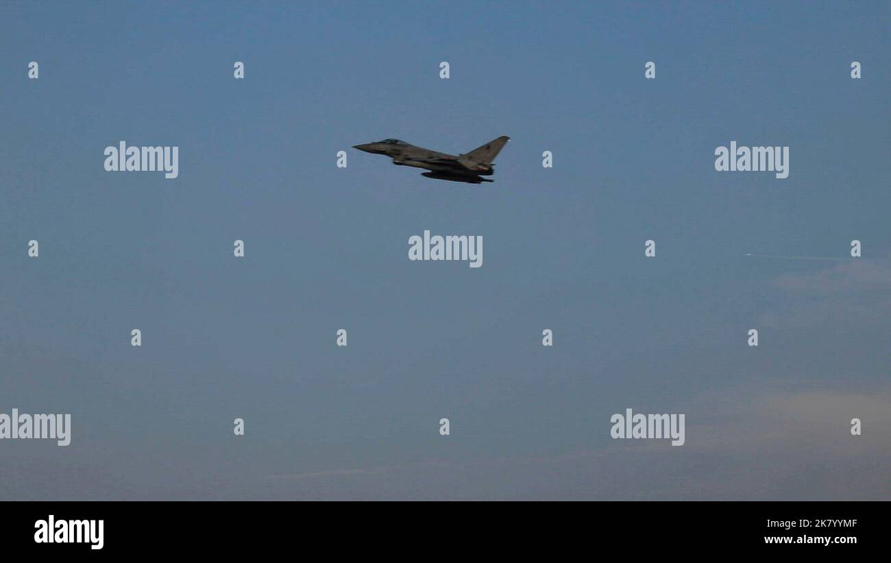 Uno dei due F-2000 Eurofighter Typhoons italiani esegue un volo in volo ...