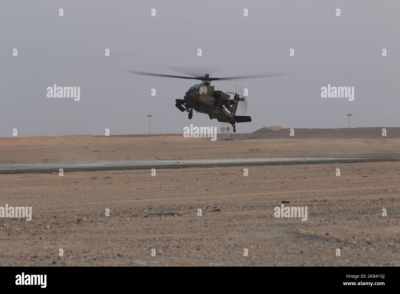 Uno dei due Stati Uniti Army AH-64E gli elicotteri Apache conducono un ...