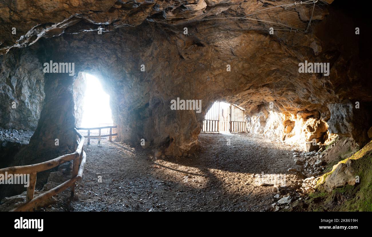 Archi a scudo immagini e fotografie stock ad alta risoluzione - Alamy