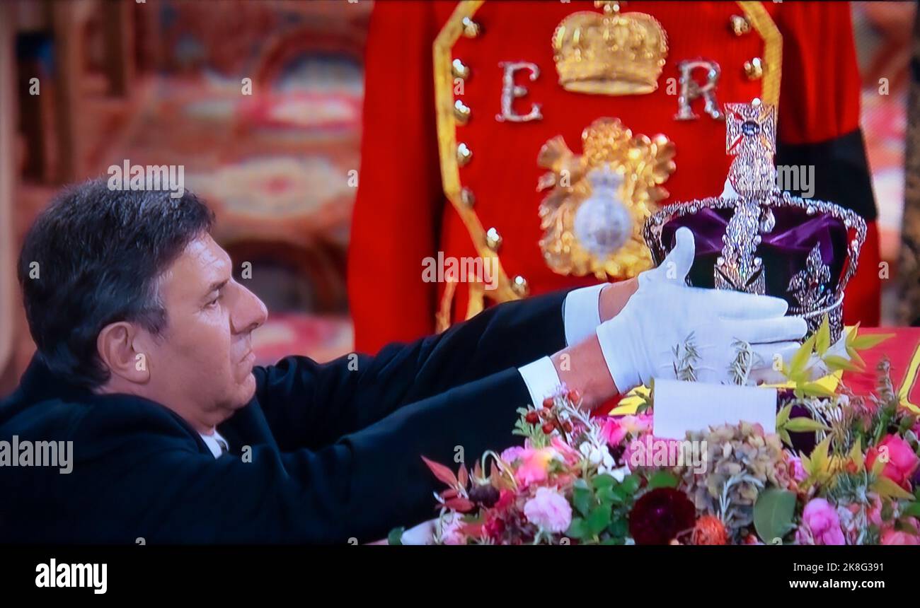 CROWN JEWELS Queen Elizabeth II servizio funerario all'interno di St ...