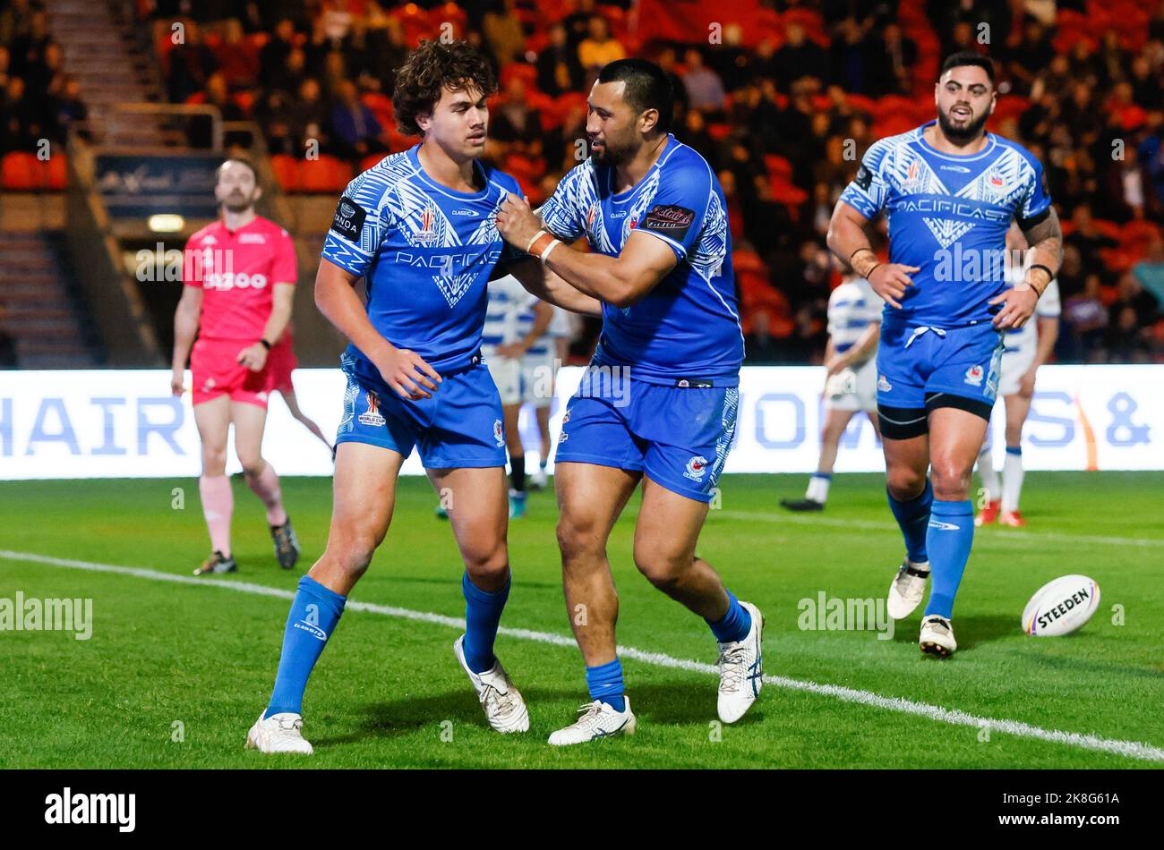 Chanel Harris-Tavita di Samoa (a sinistra) festeggia dopo aver provato ...