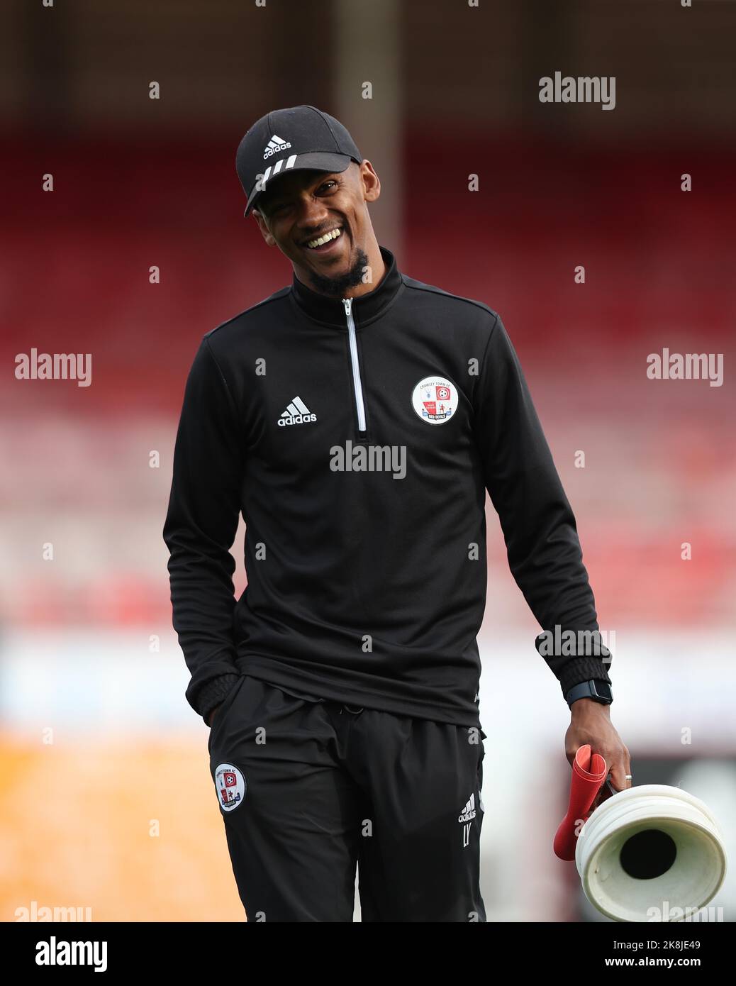 L'allenatore provvisorio di Crawley Town Lewis Young durante la partita ...