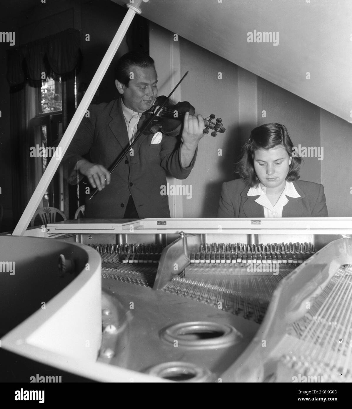 Oslo 19471018. Il giovane pianista Eva Knardahl sulla sua strada per le ...