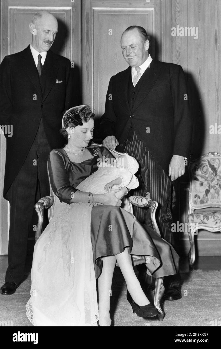 Asker 19540210. Prinsesse Ragnhild og Erling Lorentzen bærer sitt ...