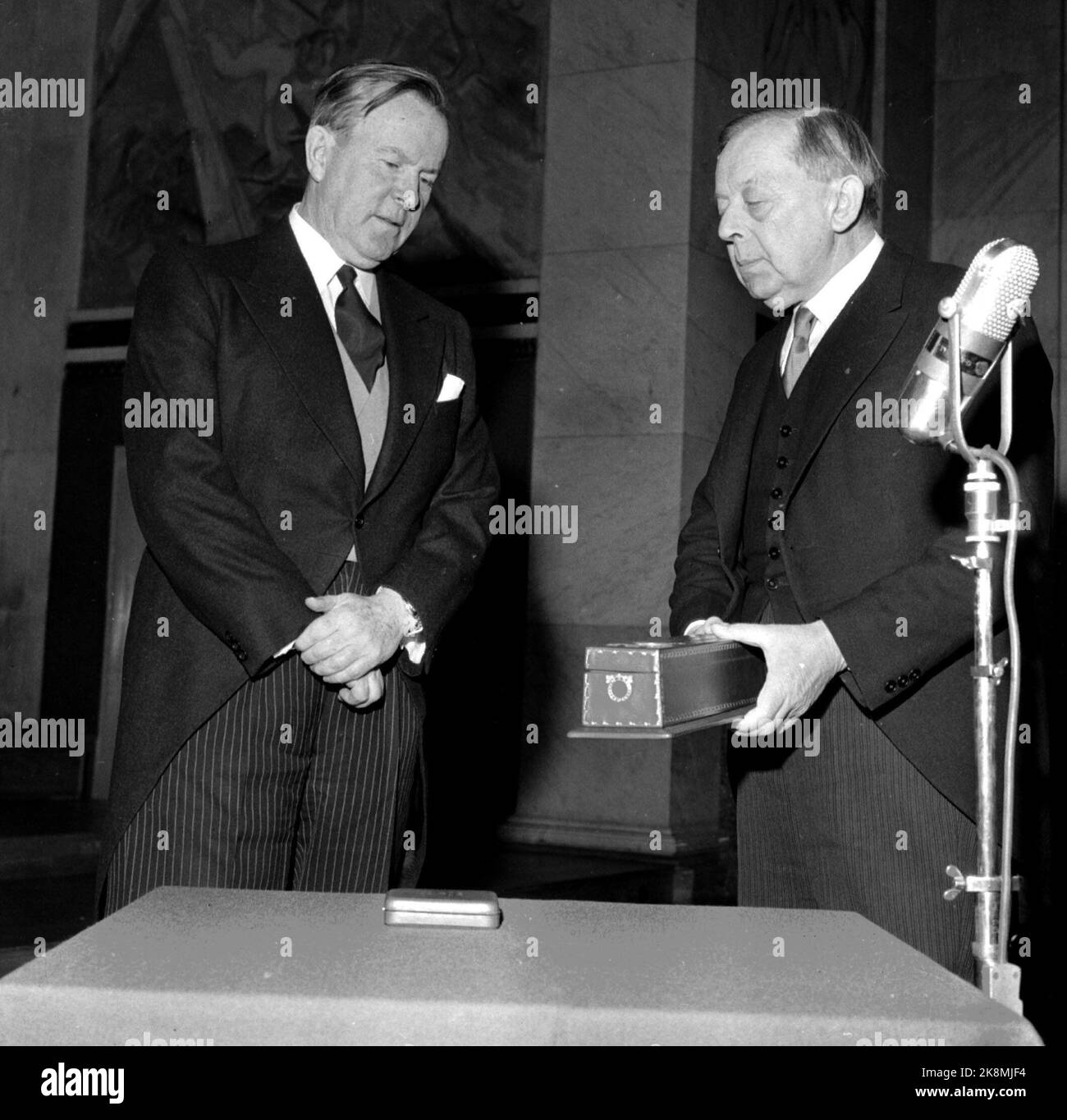 Premio nobel per la pace 1957 a lester bowles pearson immagini e ...