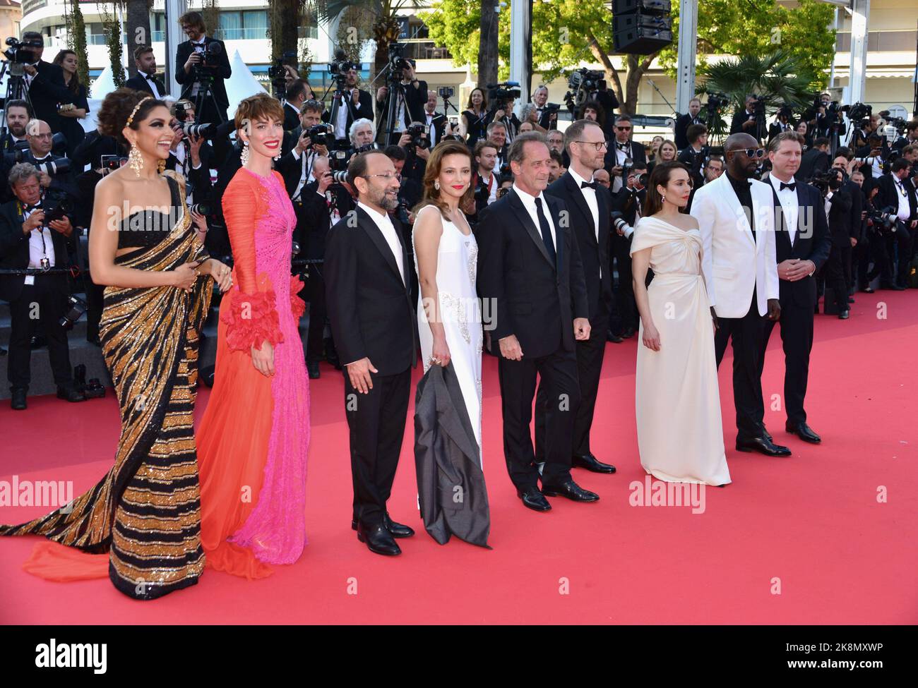 La giuria del Festival: Deepika Padukone (abito di Sabyasachi), Rebecca ...