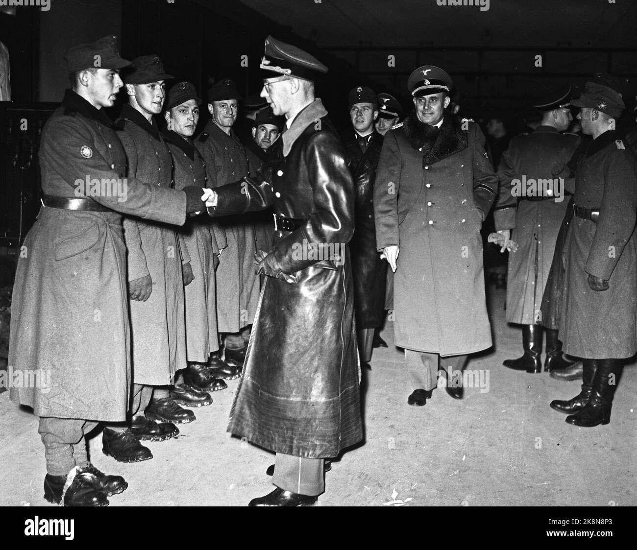 Commissario della stretta di mano Foto e Immagini Stock in Bianco e ...