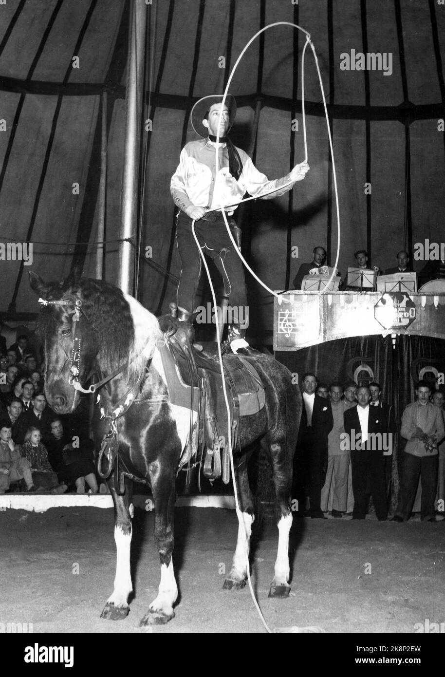 Un cowboy enorme fa arti nella sua foto dei tempi fedeli immagini e ...