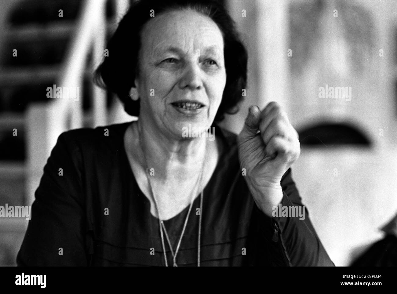 Qui viene intervistata dalla corrente immagini e fotografie stock ad ...