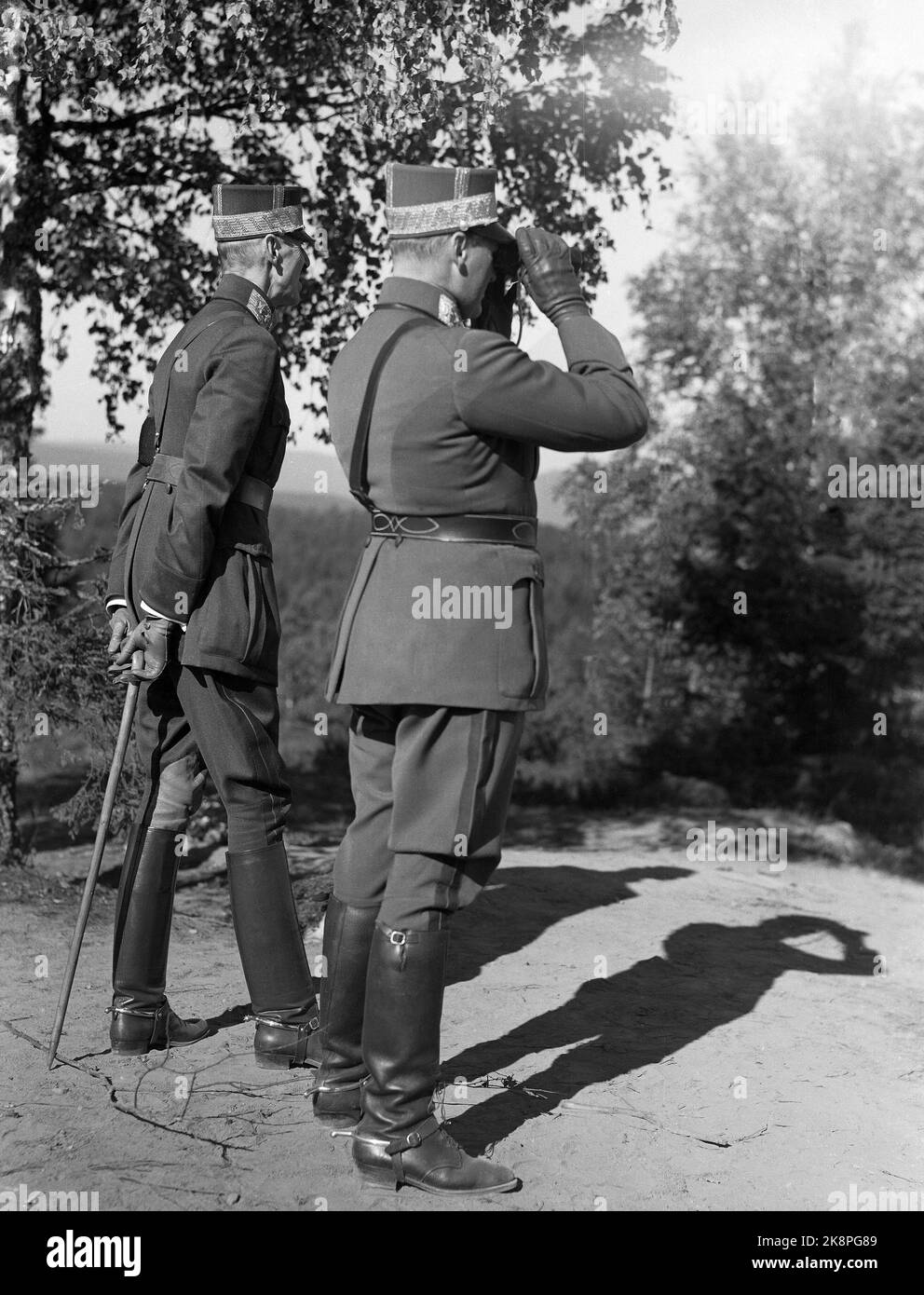 Gardermoen 19390920 Re Haakon e Principe Olav ispezionano un esercizio ...