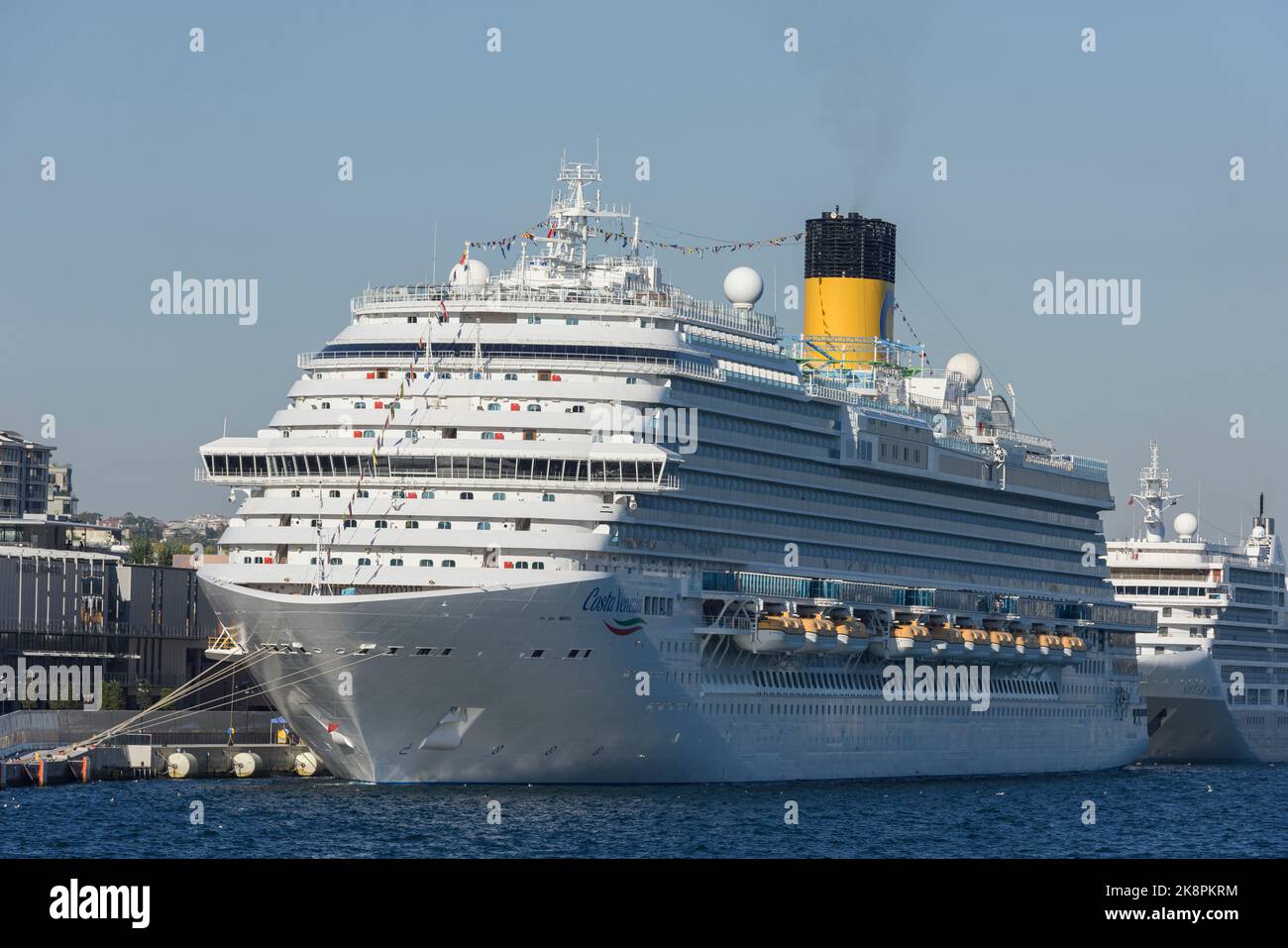 ISTANBUL, TURCHIA - 25 SETTEMBRE 2022: Nave da crociera COSTA VENEZIA a ...