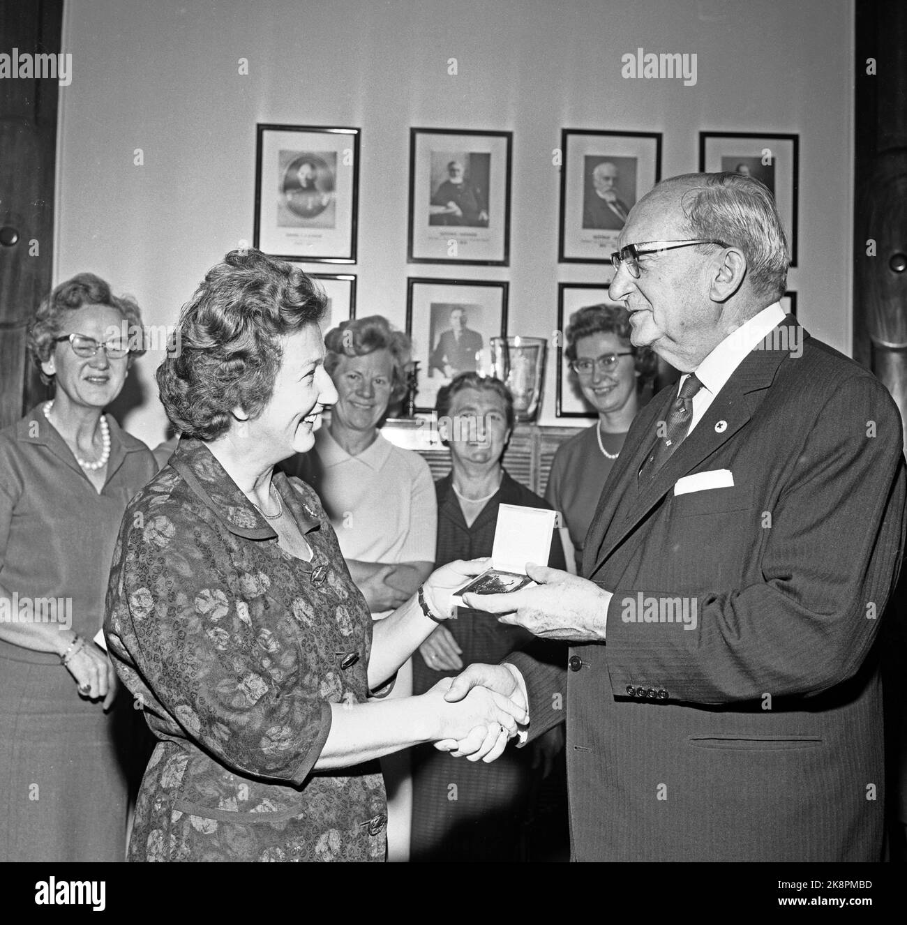 Croce rossa norvegese 100 anni immagini e fotografie stock ad alta ...