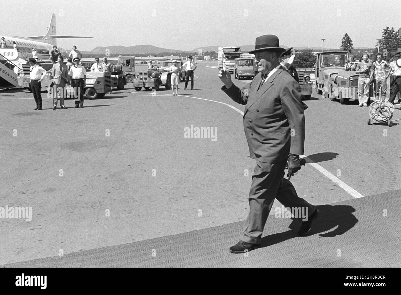 Attuale ntb la figura intera dell'aeroporto di cappelli della casa ...