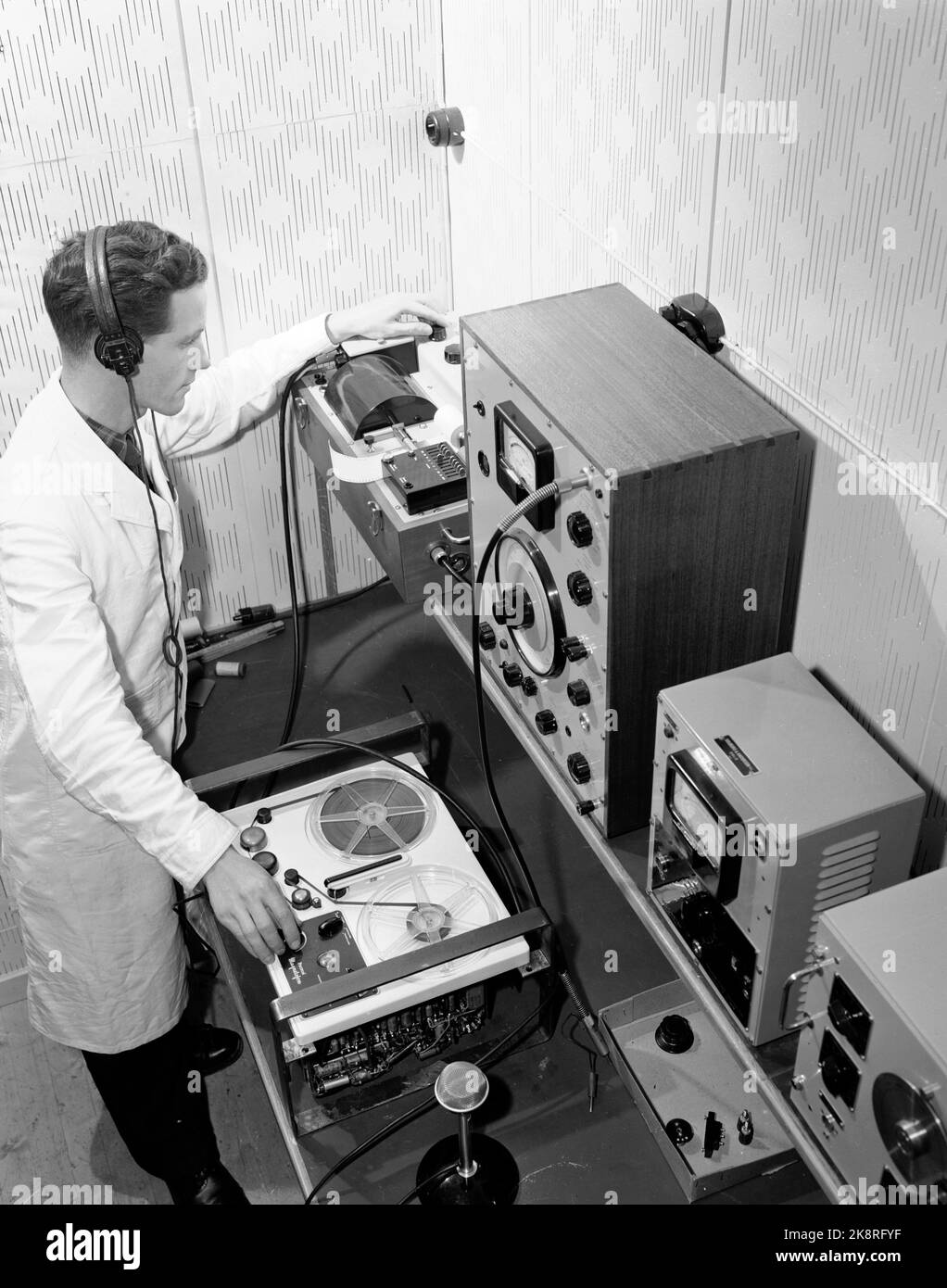 Oslo dicembre 1949. Il magnetofono viene introdotto in Norvegia. È la ...