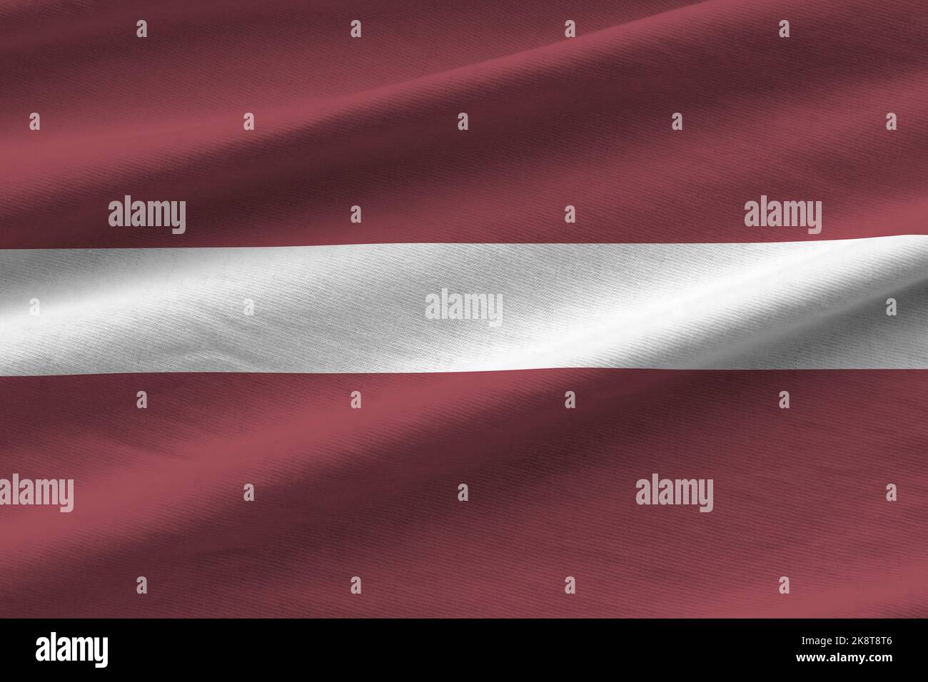 Bandiera della Lettonia con grandi pieghe che ondeggiano da vicino ...