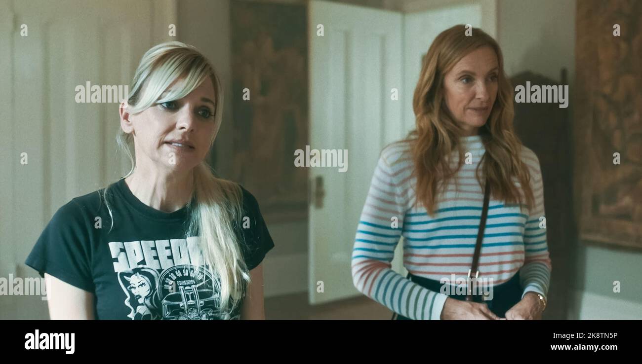 STATI UNITI. Toni Collette e Anna Faris in una scena dal (C)Signature ...