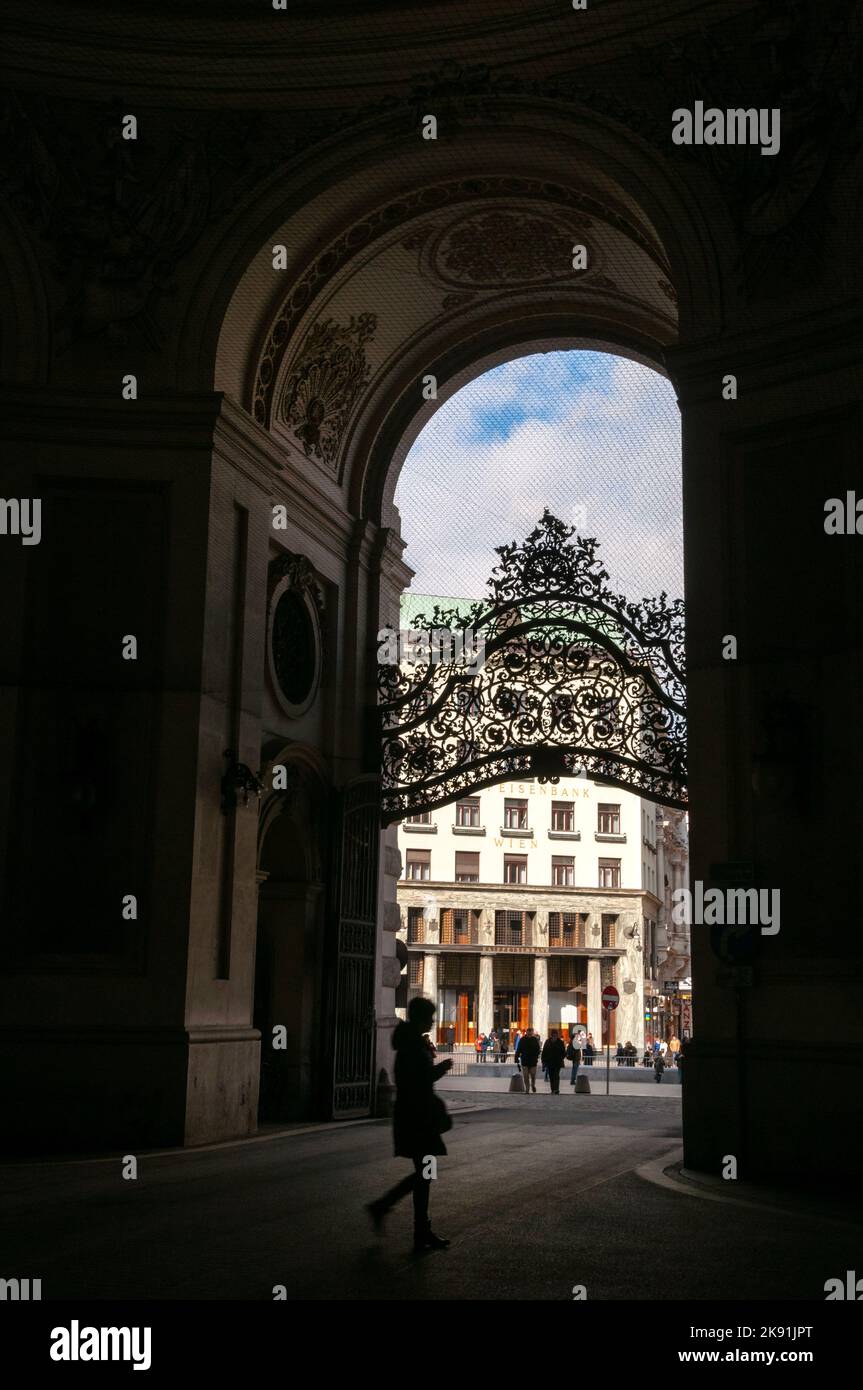 Statue hofburg michaelerplatz vienna immagini e fotografie stock ad ...