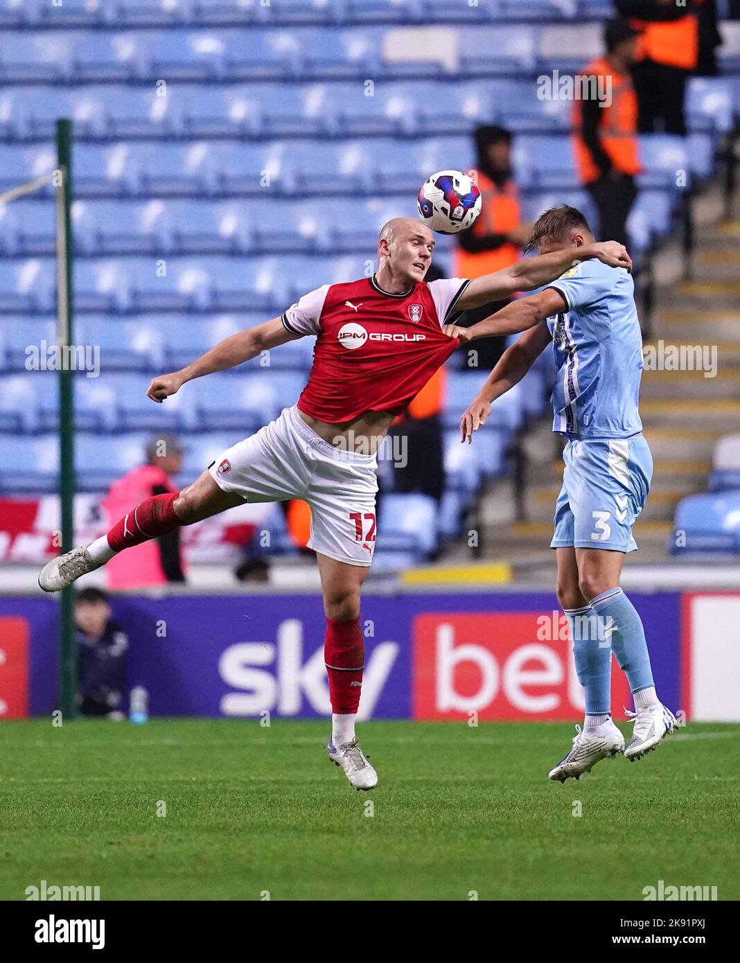 Georgie Kelly di Rotherham United (a sinistra) e Callum Doyle di ...