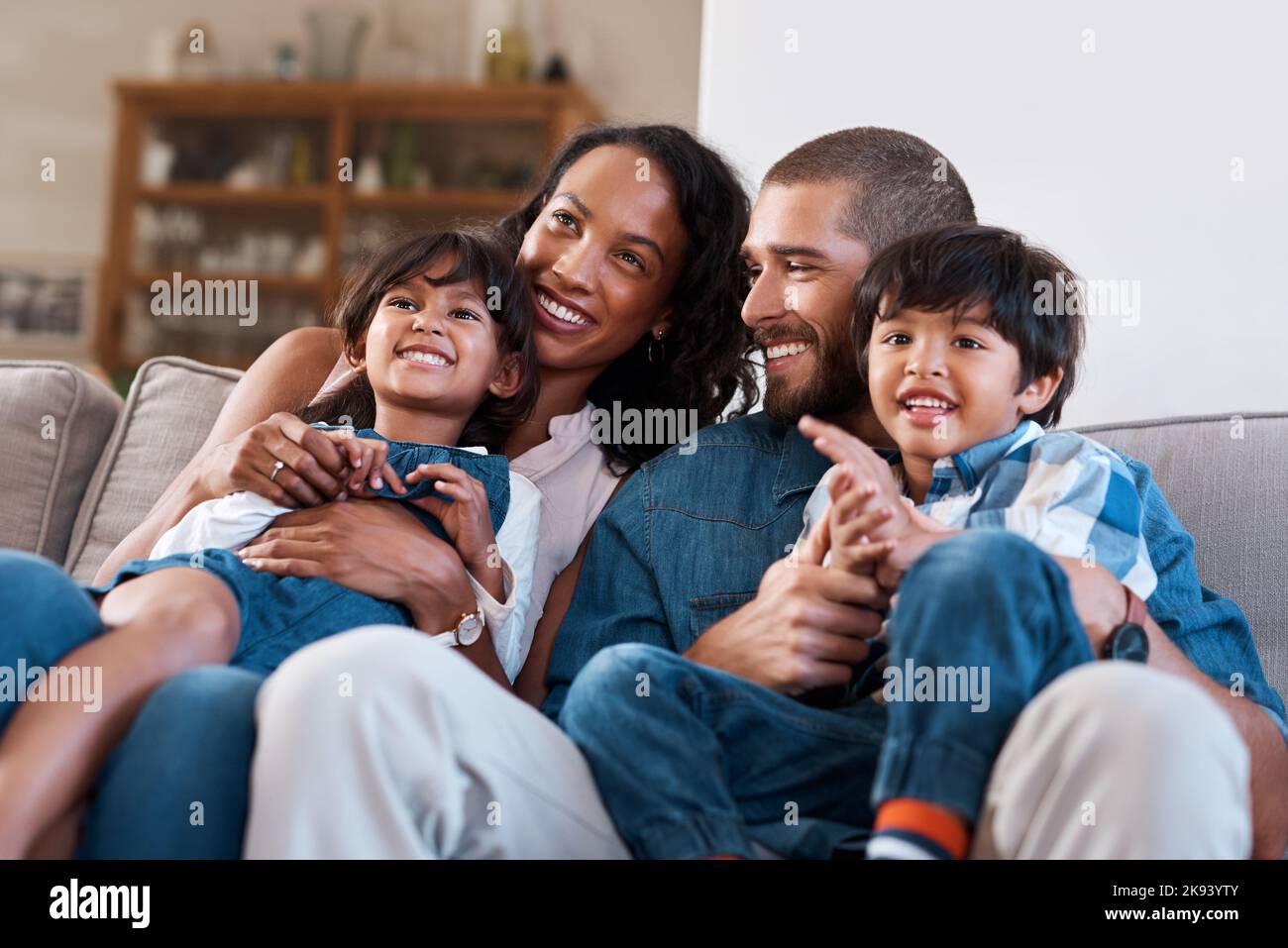 Stare insieme è il nostro posto felice: Una famiglia di quattro persone ...